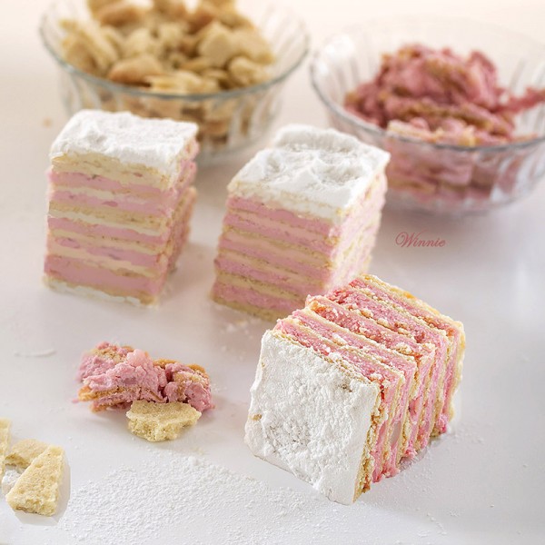 עוגת שכבות עם קרם פודינג תותים - Eastern European Layer Cake with ...