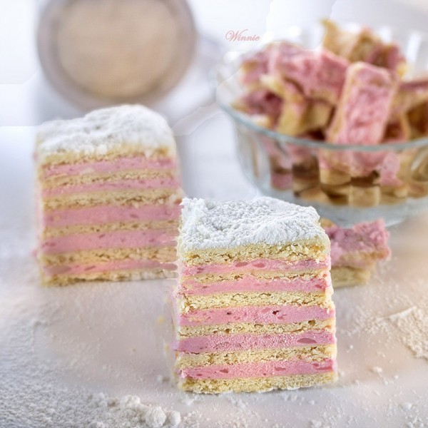 עוגת שכבות עם קרם פודינג תותים - Eastern European Layer Cake with ...