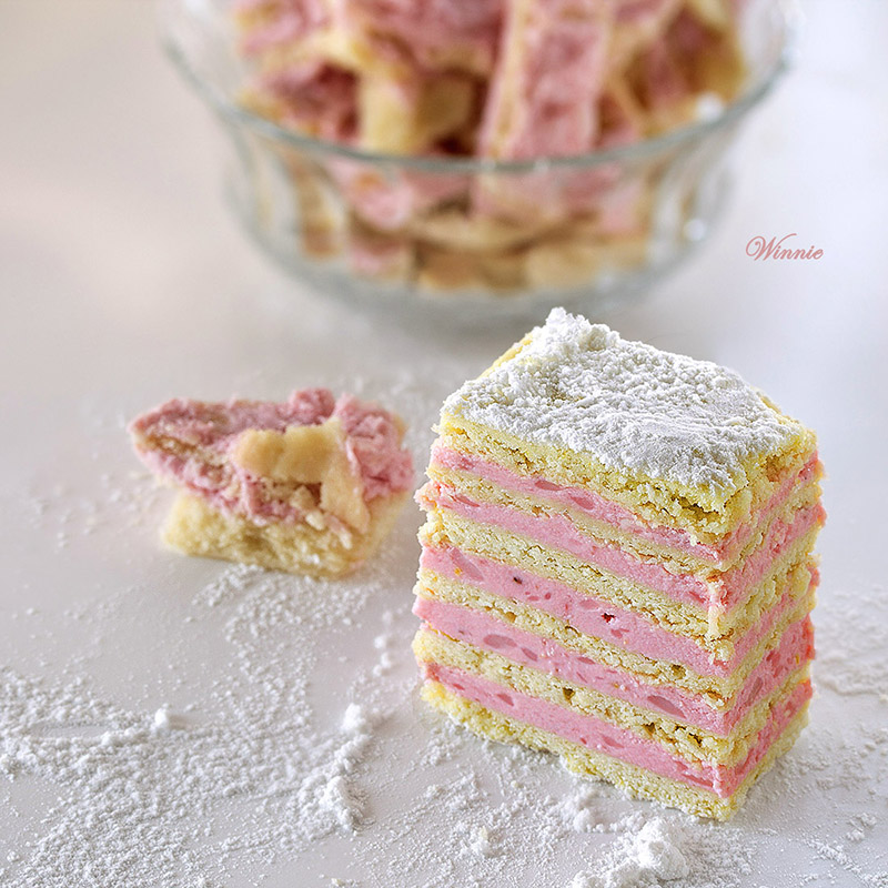 עוגת שכבות עם קרם פודינג תותים - Eastern European Layer Cake with ...